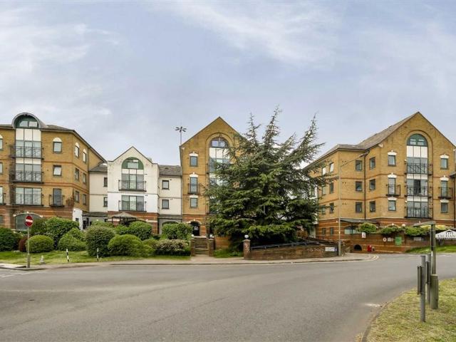 Brent Cross Gardens, Brent Cross NW4, Studio to rent, £1,300 pcm | PrimeLocation