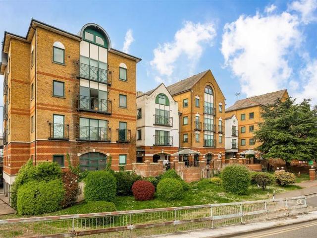 Brent Cross Gardens, London NW4 1 bed flat to rent £1,148 pcm £265 pw