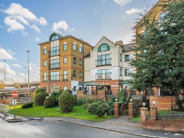 Brent Cross Gardens, London NW4 Studio to rent £1,096 pcm £253 pw