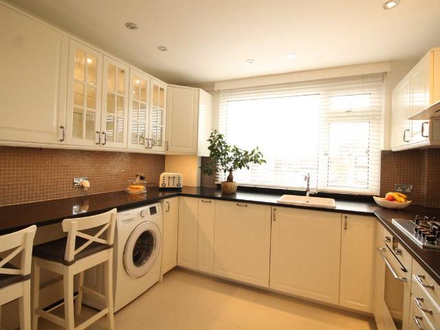 Brent Lea, Brentford TW8, 3 bed flat to rent, £2,150 pcm | PrimeLocation