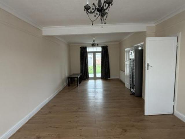 Brent Road, Southall, UB2 3 bed house to rent £2,550 pcm £588 pw