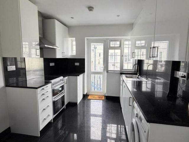 Brent Street, Hendon 2 bed flat to rent £2,300 pcm £531 pw