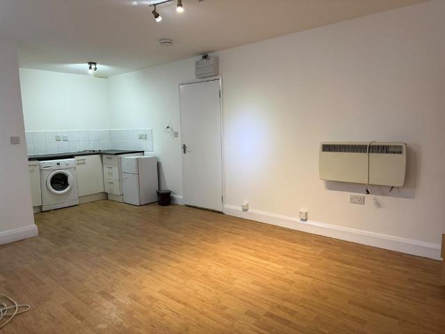 Brentmead House, Britannia Road. Studio to rent £1,000 pcm £231 pw