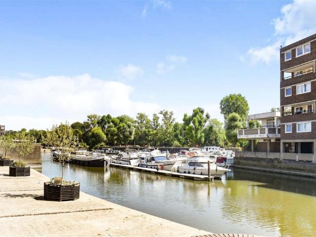 Brentford Dock, Brentford 2 bed apartment to rent £2,150 pcm £496 pw