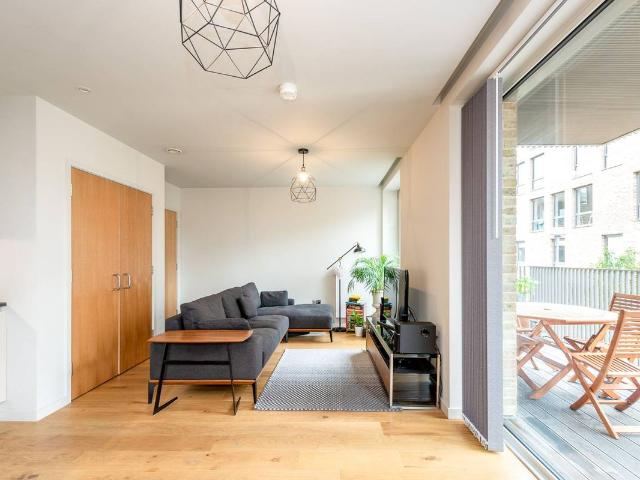 Brentford, Hounslow TW8, 1 bed flat to rent, £2,100 pcm | PrimeLocation