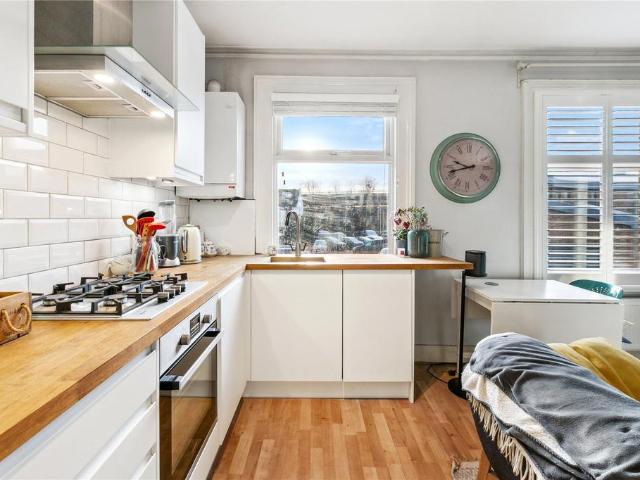Brentford, Middlesex 2 bed maisonette to rent £2,000 pcm £462 pw