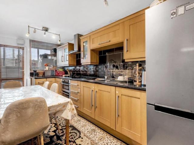 Brenthouse Road, London E9 2 bed flat to rent £2,100 pcm £485 pw