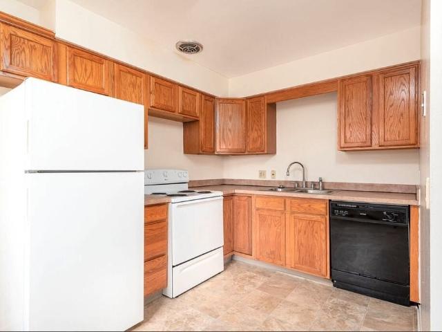 Brentwood Apartments 2 Bedroom Apartment for Rent at 2928 Kenwick Cir, Lansing, MI 48912 Groesbeck Area