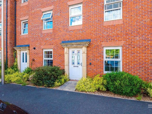 Brentwood Grove, Leigh WN7, 2 bed flat to rent, £825 pcm | PrimeLocation