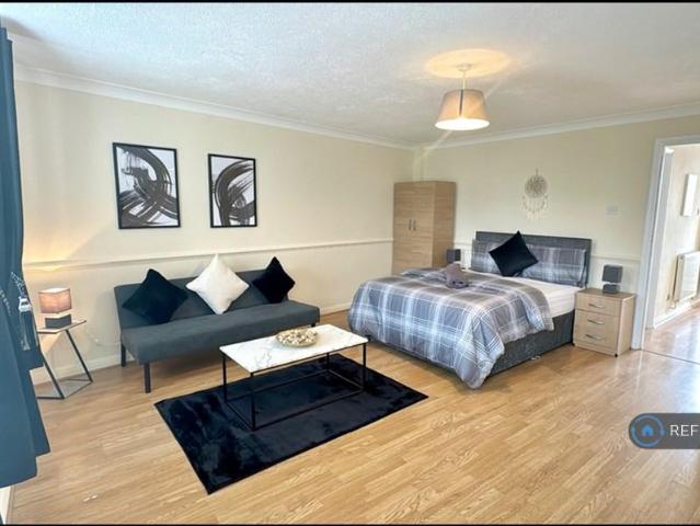 Brentwood High Street, Brentwood, CM14 4 bed flat to rent £1,950 pcm £450 pw