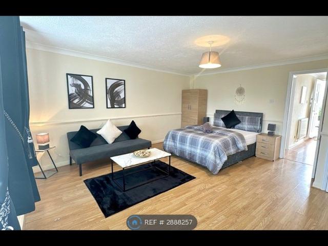 Brentwood High Street, Brentwood CM14, 4 bed flat to rent, £1,950 pcm | PrimeLocation