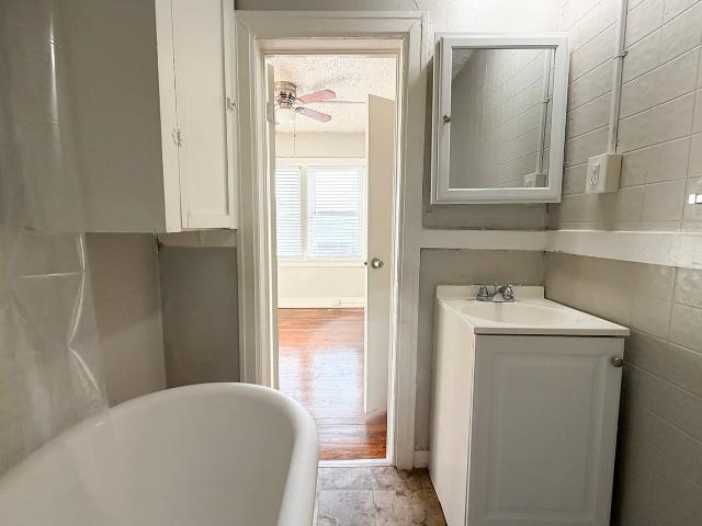 Brentwood Plaza KC 1 Bedroom Apartment for Rent at 109 E 40th St, Kansas City, MO 64111 Southmoreland