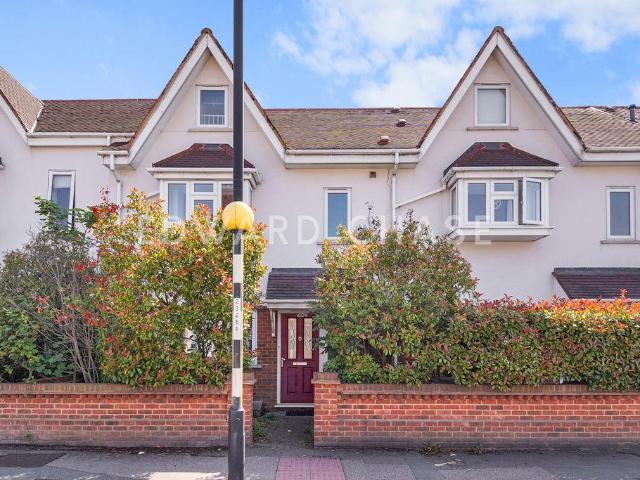 Brentwood Road, Gidea Park, RM2 4 bed terraced house to rent £2,450 pcm £565 pw