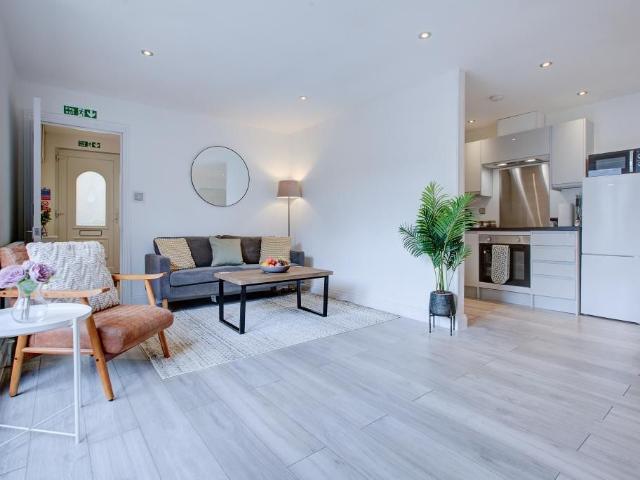 Brentwood Road, Romford RM1, 3 bed flat to rent, £1,975 pcm | PrimeLocation