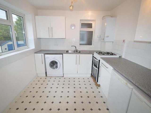 Bressey Grove, London, E18 2 bed flat to rent £1,650 pcm £381 pw