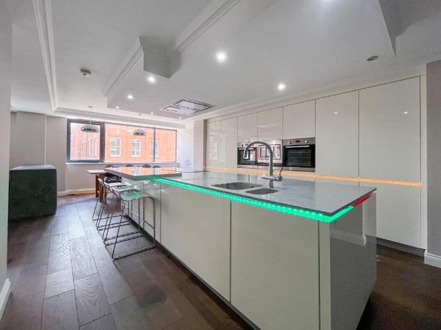 Britannia Street, Leeds 2 bed flat to rent £2,000 pcm £462 pw