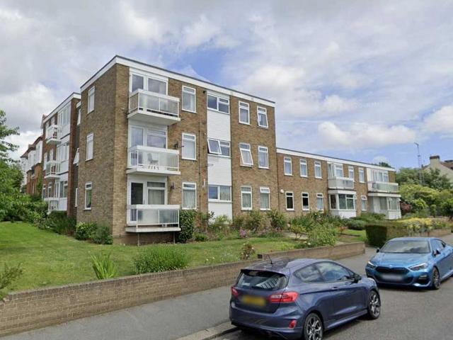 Britannia Road, Westcliff on Sea SS0 2 bed apartment to rent £1,295 pcm £299 pw