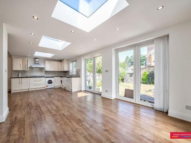 Britannia Road, London, N12 4 bed house to rent £3,500 pcm £808 pw