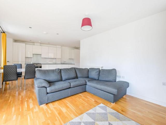 Britains Apartments, 71 Sutherland. 2 bed flat to rent £2,550 pcm £588 pw