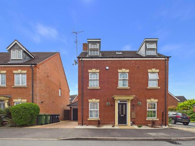 Brittain Lane, Warwick CV34 4 bed detached house to rent £2,300 pcm £531 pw