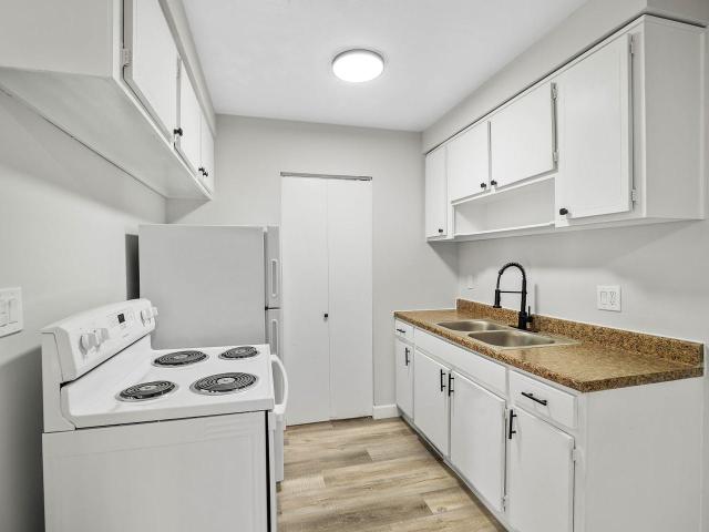 Brittain Park 2 Bedroom Apartment for Rent at 1469 Alphada Ave, Akron, OH 44310 Chapel Hill