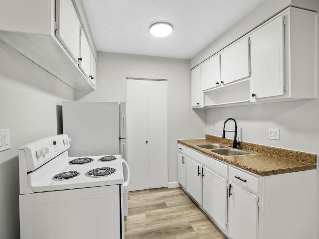 Brittain Park 2 Bedroom Apartment for Rent at 1469 Alphada Ave, Akron, OH 44310 Chapel Hill