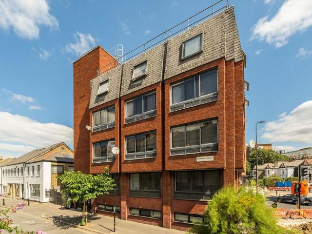 Brixton Hill, London SW2 2 bed flat to rent £2,000 pcm £462 pw