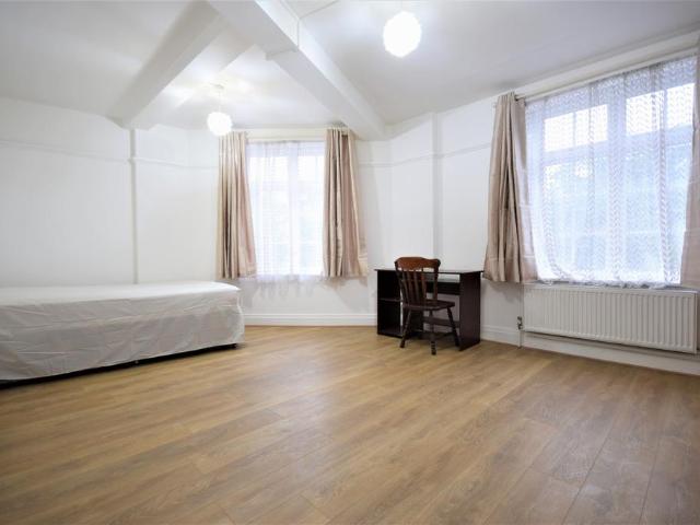 Brixton Road, Brixton, SW9 3 bed flat to rent £2,500 pcm £577 pw