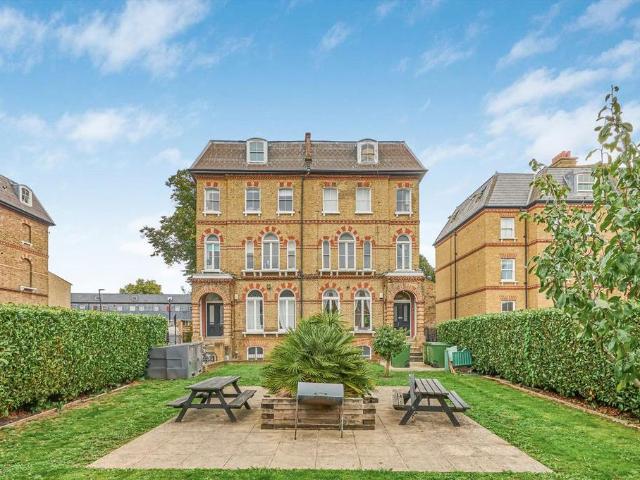 Brixton Road, London SW9 2 bed flat to rent £2,500 pcm £577 pw