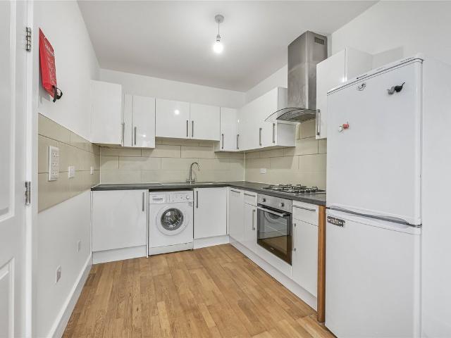 Brixton Road, London SW9, 3 bed flat to rent, £2,700 pcm | PrimeLocation