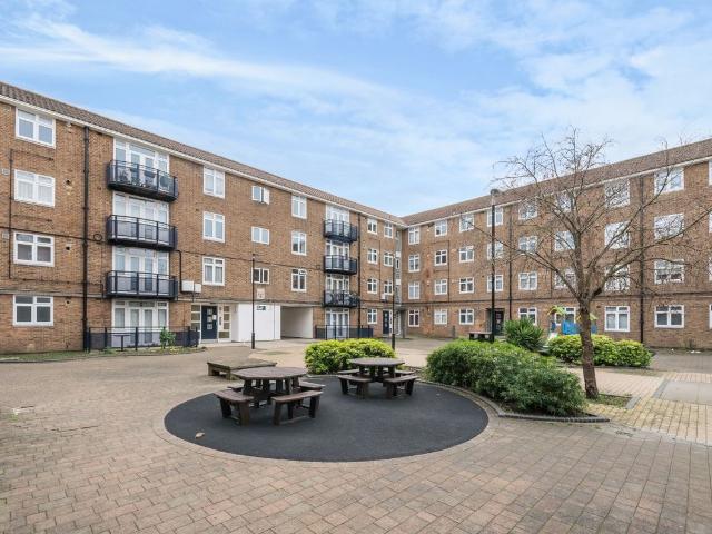 Brixton Road, London SW9, 3 bed flat to rent, £2,800 pcm | PrimeLocation
