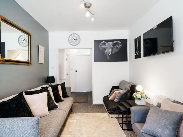 Brixton SW2, 2 bed flat to rent, £2,942 pcm | PrimeLocation