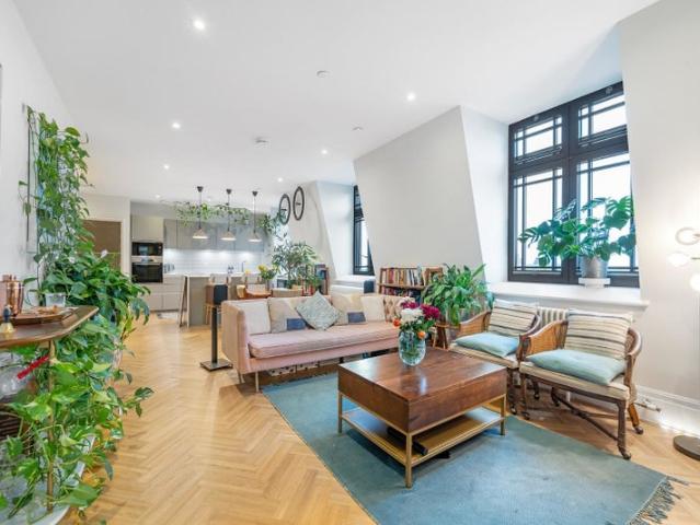 Brixton 1 bed flat: 2 mins to tube