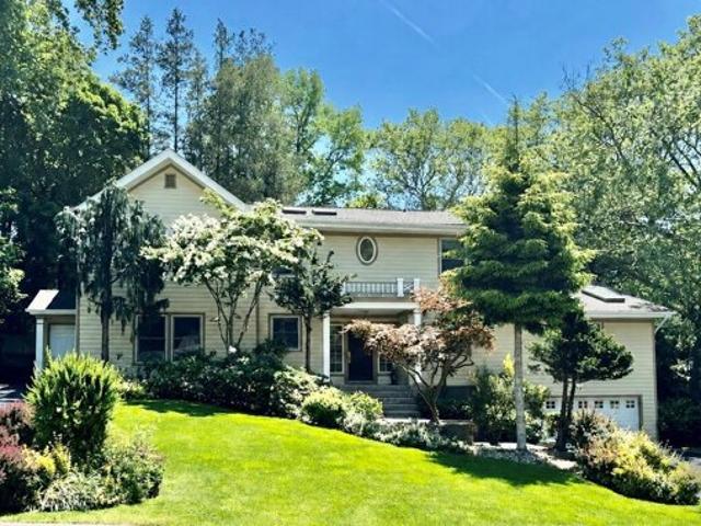 Briarfield Dr, Great Neck, Home For Sale