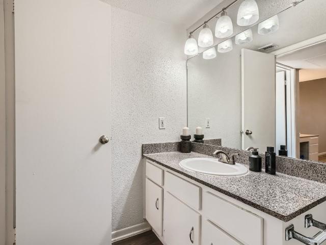 Briarwest 2 Bedroom Apartment for Rent at 2010 Winrock Blvd, Houston, TX 77057 Great Uptown