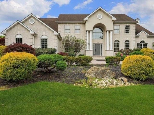 Briarwood Dr E, Warren Twp, Home For Sale