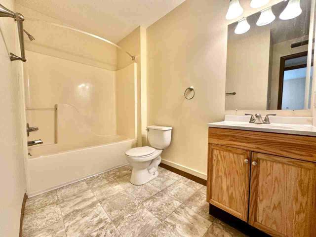 Briarwood II 2 Bedroom Apartment for Rent at 100 Northfield Dr, Normal, IL 61761
