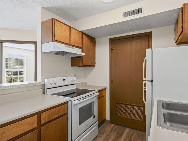 Briarwood II 2 Bedroom Apartment for Rent at 100 Northfield Dr, Normal, IL 61761