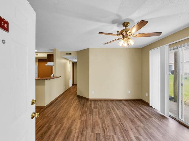 Briarwood II 2 Bedroom Apartment for Rent at 100 Northfield Dr, Normal, IL 61761