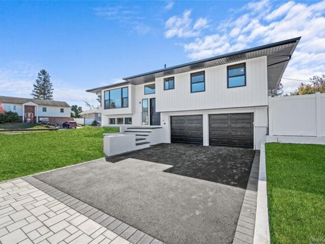 Briarwood Ln, Plainview, Home For Sale