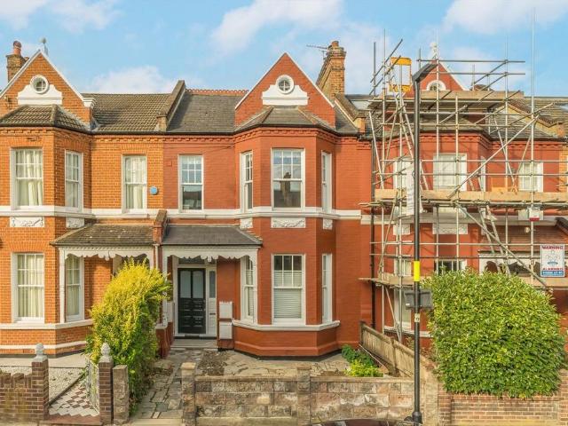 Briarwood Road, London SW4 3 bed flat to rent £4,250 pcm £981 pw