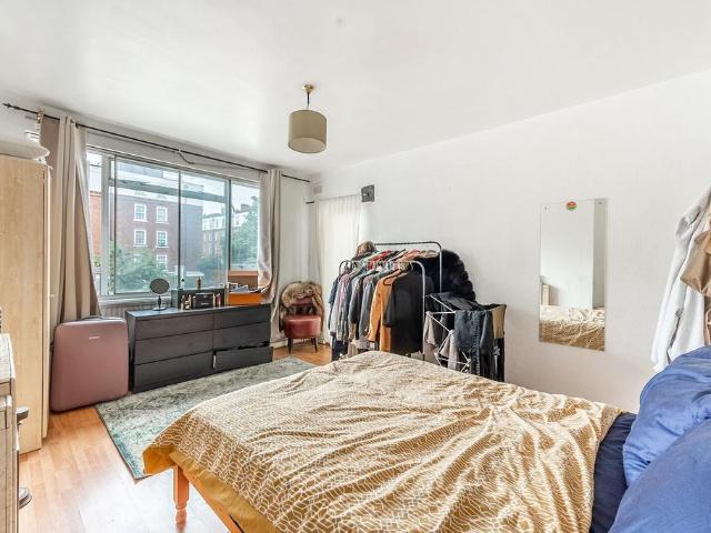 Brickbarn Close, Chelsea, London, SW10 3 bed flat to rent £3,250 pcm £750 pw