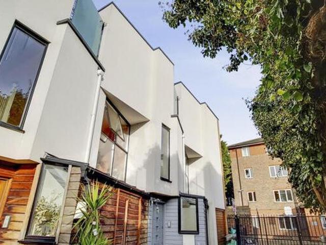 Brickfield Close, Brentfield Road, 2 Bedroom Mews
