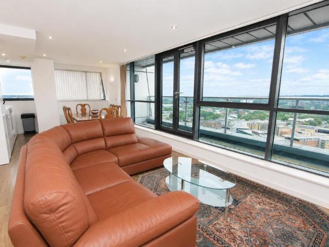 Bridgewater Place Water Lane, Leeds. 2 bed flat to rent £1,550 pcm £358 pw