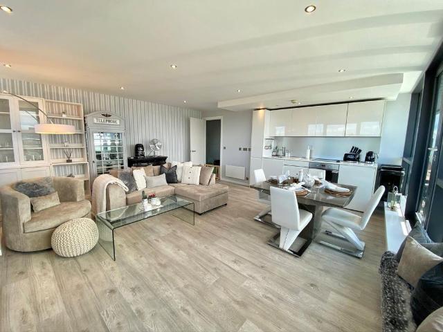 Bridgewater Place, Leeds, LS11 2 bed apartment to rent £1,700 pcm £392 pw