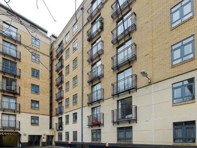 Bridgewater Square, City, London, EC2Y 2 bed flat to rent £4,000 pcm £923 pw