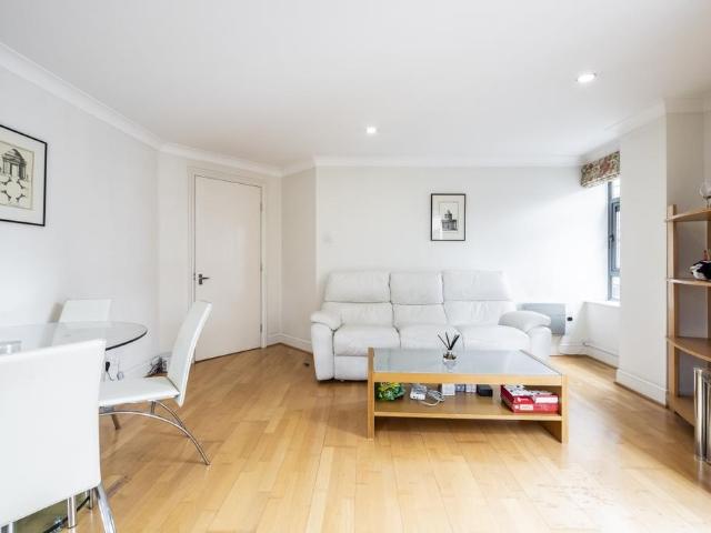 Bridgewater Square EC2Y, EPC:D 2 bed apartment to rent £3,100 pcm £715 pw