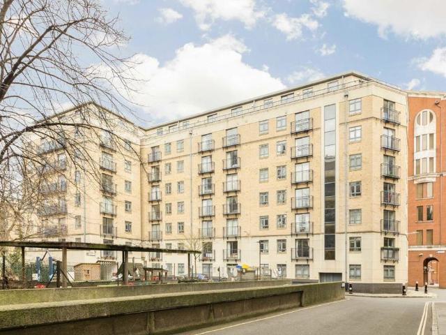Bridgewater Square, London EC2Y 2 bed flat to rent £3,100 pcm £715 pw
