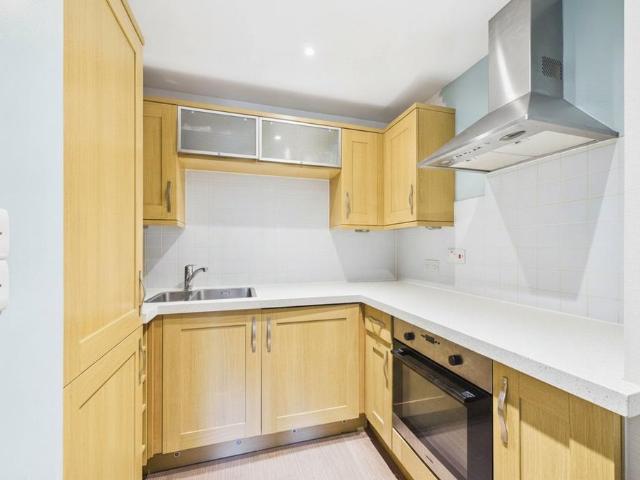 Bridge Court, Bridge Avenue. 2 bed flat to rent £1,650 pcm £381 pw