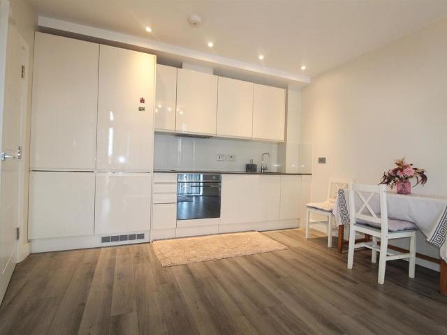 Bridge Court, Hemel Hempstead HP1, 1 bed flat to rent, £1,250 pcm | PrimeLocation